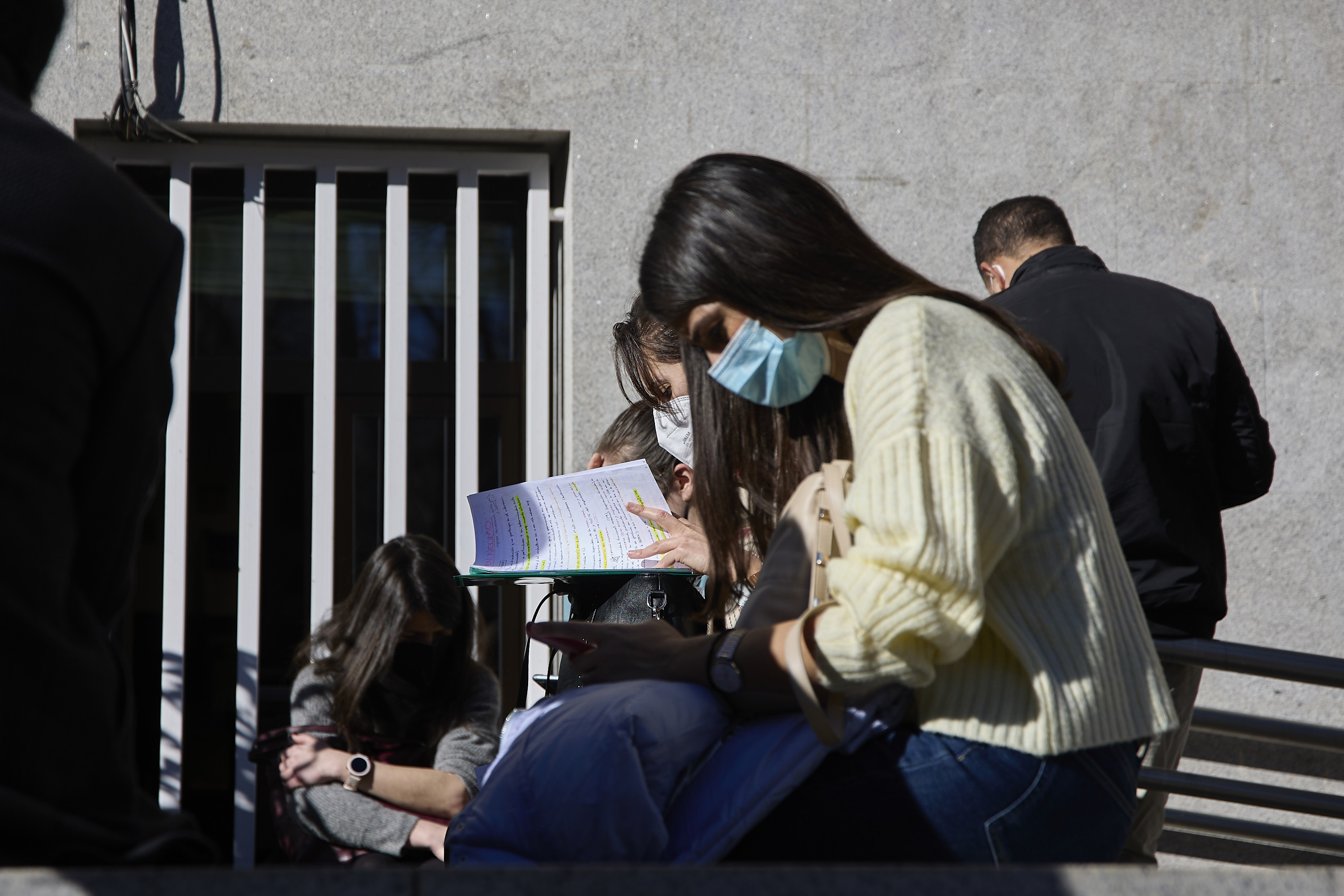 Más de 30.000 personas se examinan este sábado para optar a una de las plaza de Formación ...