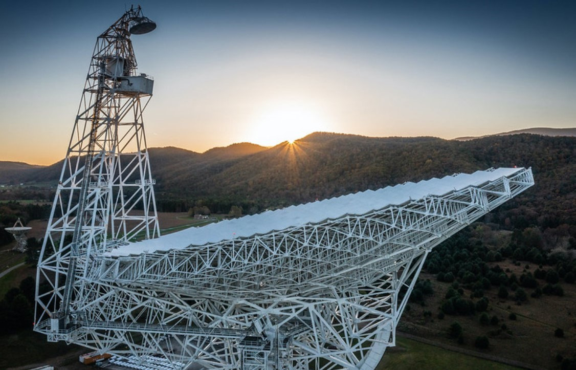 El mayor radiotelescopio orientable del mundo recibe una mano de pintura
