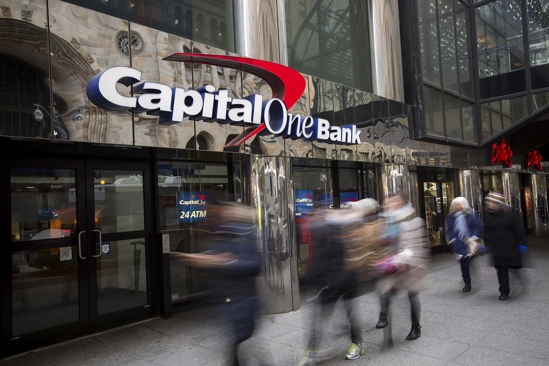 Hackean datos de 100 millones de clientes del banco Capital One