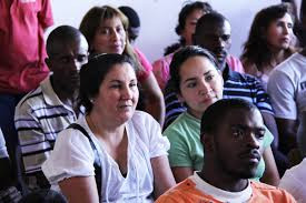 INE: 74,5% de las personas extranjeras que viven en Chile se concentra ...