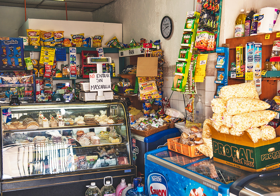 ¿Qué cuentas pagan los chilenos en los almacenes de barrio?