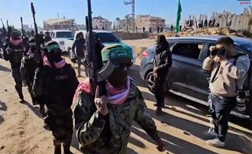 Hamás libera a tres rehenes israelíes en el sexto intercambio con Israel durante el alto el ...